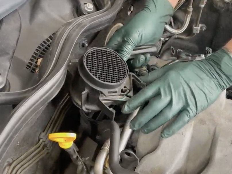 M112 V6 M113 V8 Mass Airflow Sensor Replacement - On Demand Video ...