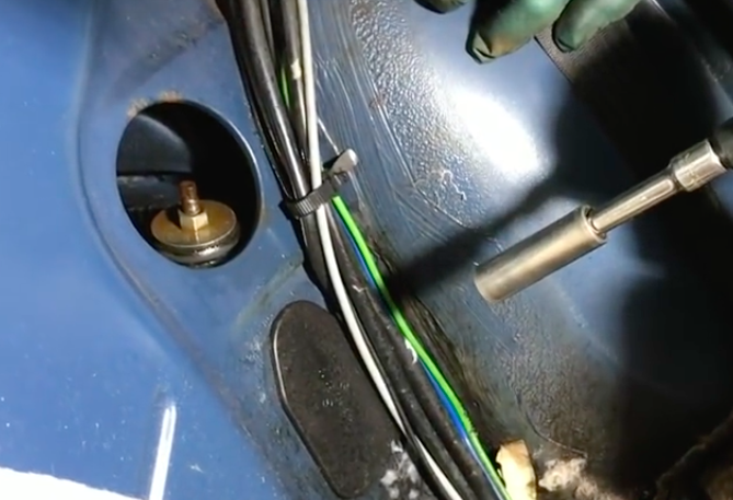 What's the Best Way to Remove a Rusty Shock Absorber | Suspension ...