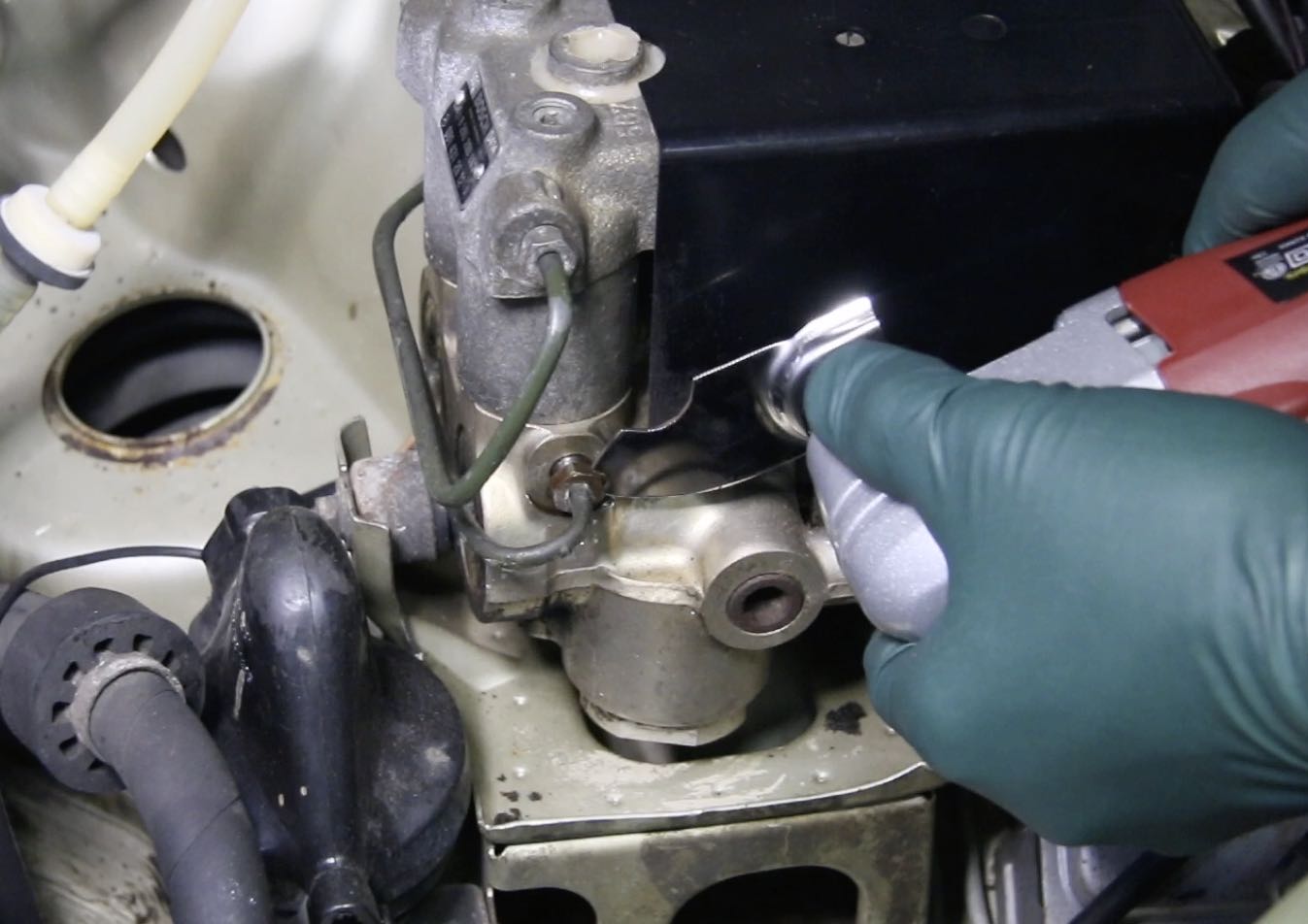 Removing Rusty Bolts, Nuts and Fittings with Kent's Rust Buster Tool ...