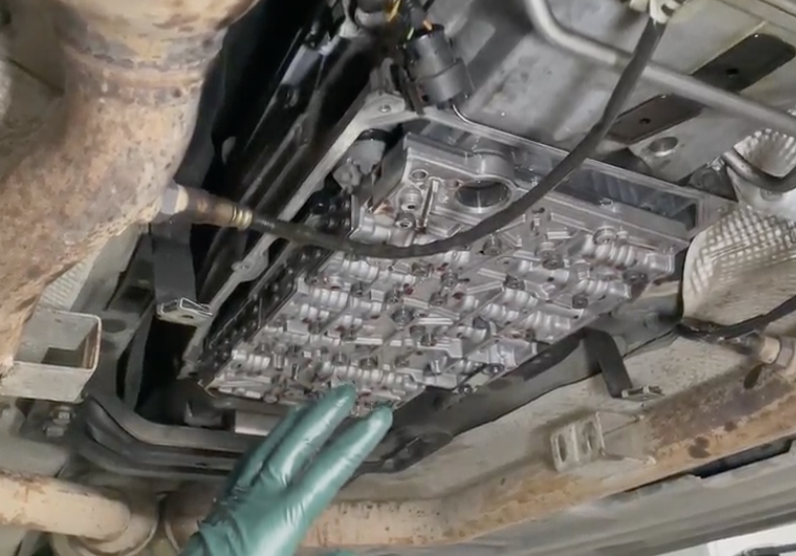 722.9 7G Transmission: Valve Body and Conductor Plate Removal and ...