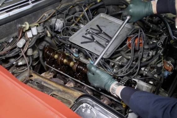 How to Adjust M116 and M117 V8 Valve Clearances - On Demand Video ...