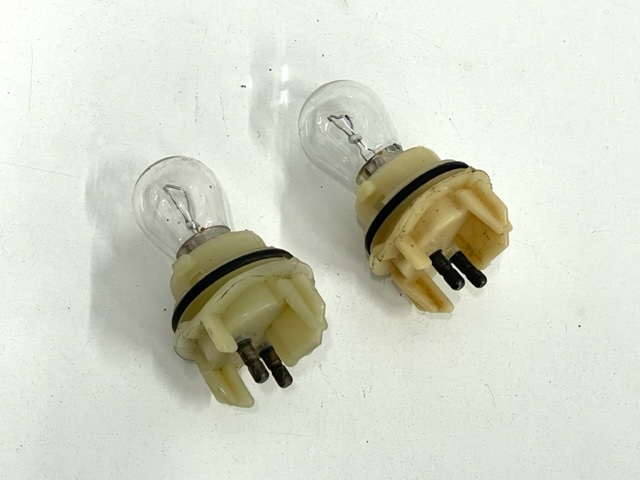 W123 and Early W126 Chassis Round Style Front Turn Signal Bulb Sockets ...