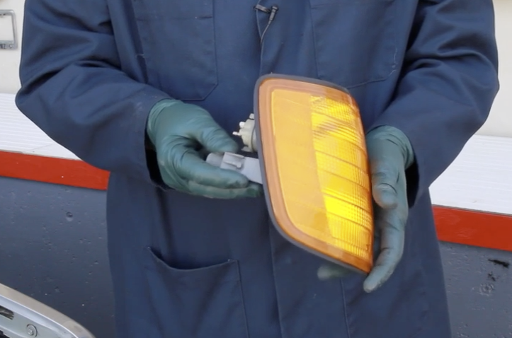 201 and 124 Chassis Side Marker Lens Removal and Replacement - On ...